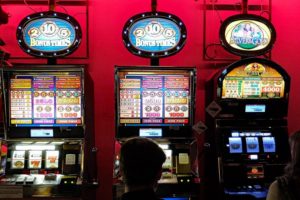 Slot nei bar con rulli “truccati”: macchinette sequestrate e denunce ...
